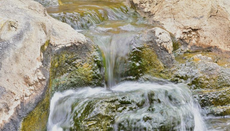 La rivière est plus facile à traverser à sa source - Français Authentique