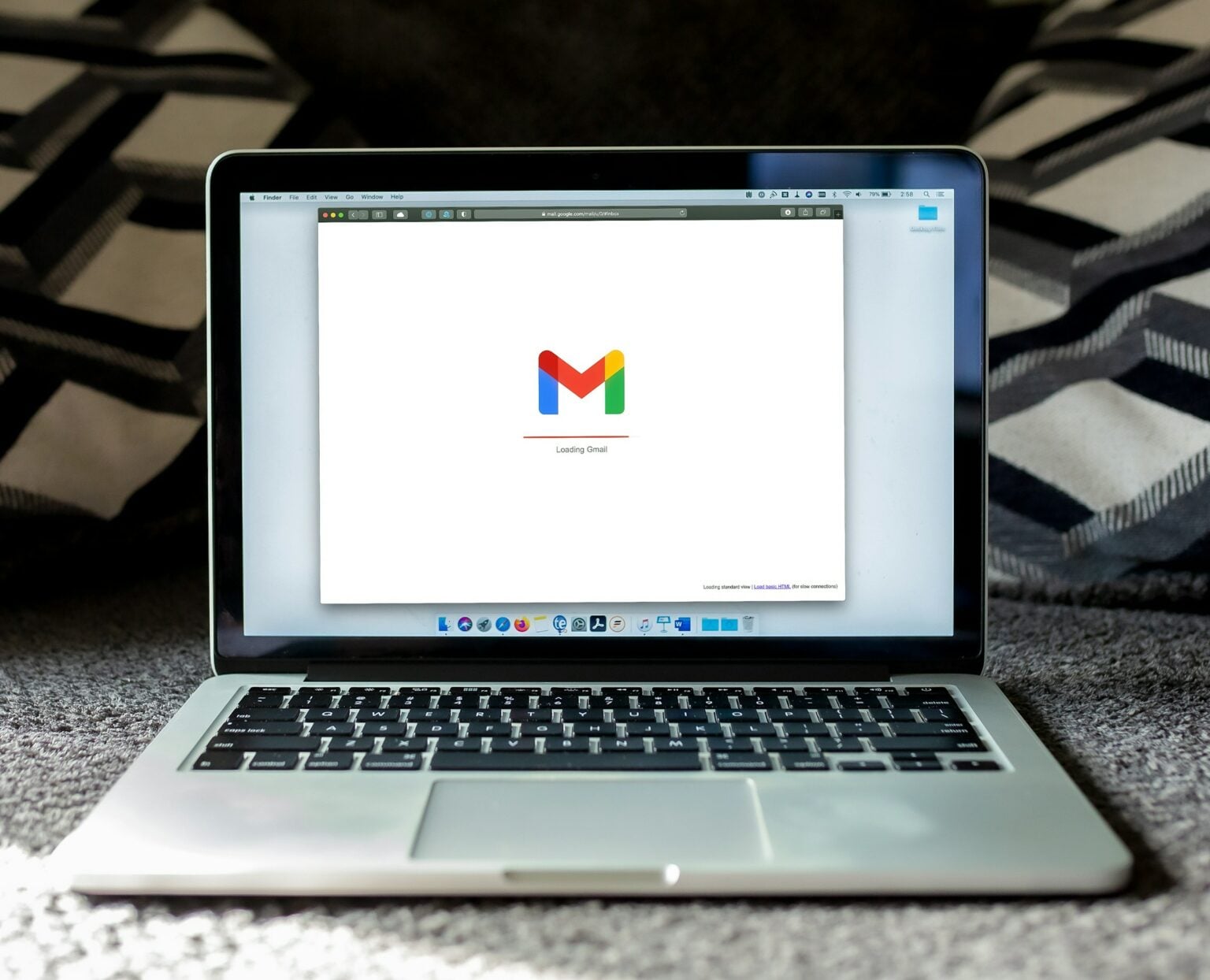 Écrire un mail en français : règles et usages (+ exemples)