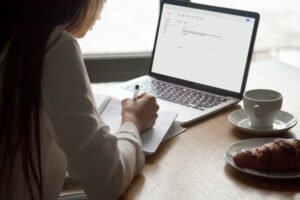 Écrire un mail en français : règles et usages (+ exemples)