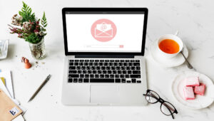 Écrire un mail en français : règles et usages (+ exemples)